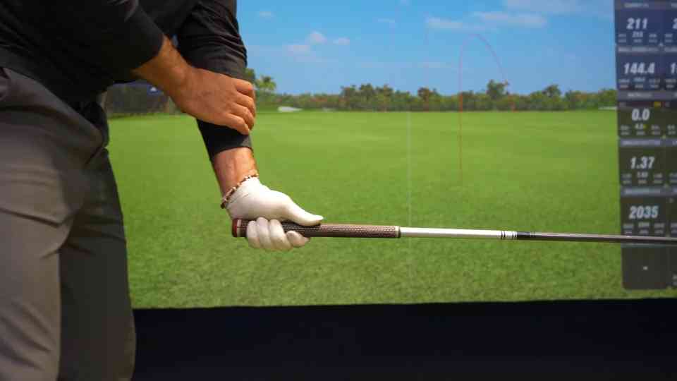 Stop holding the club in your palm... skilled players use fingers