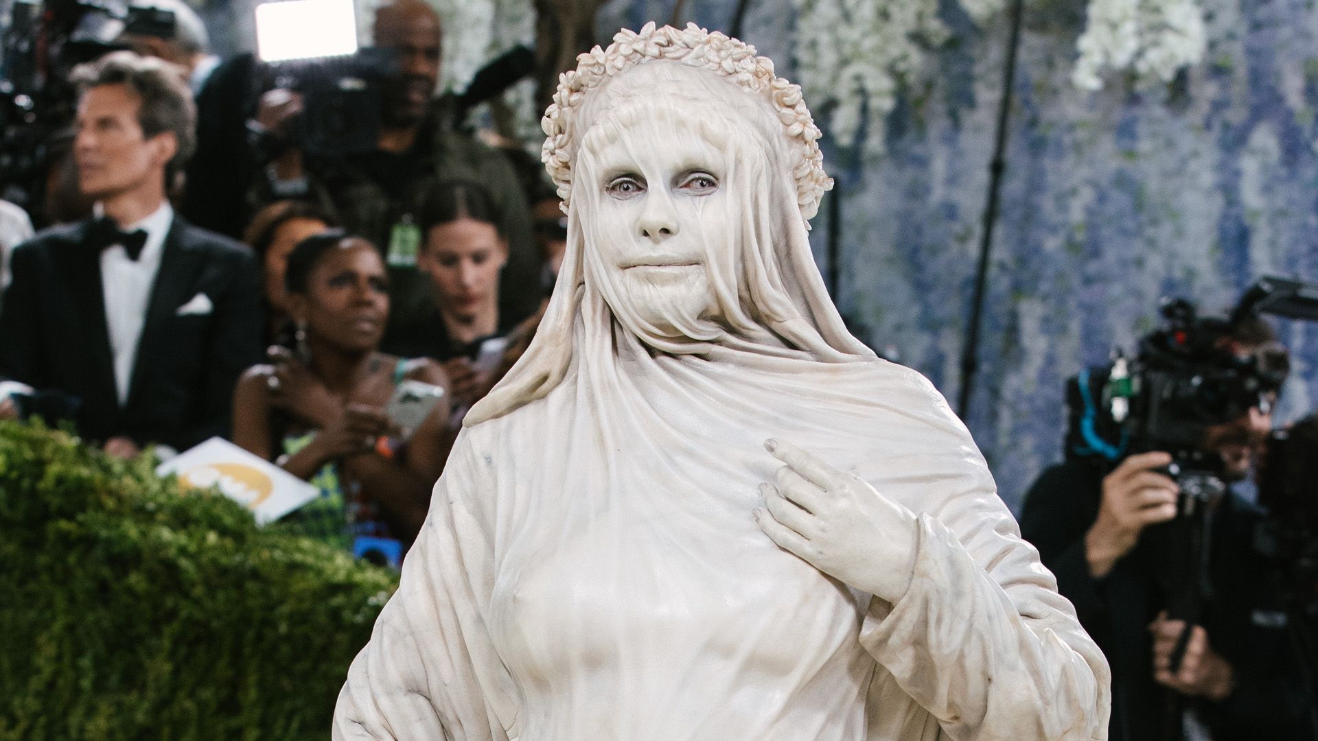 Heidi Klum verblüfft auf der Met Gala als lebende Statue