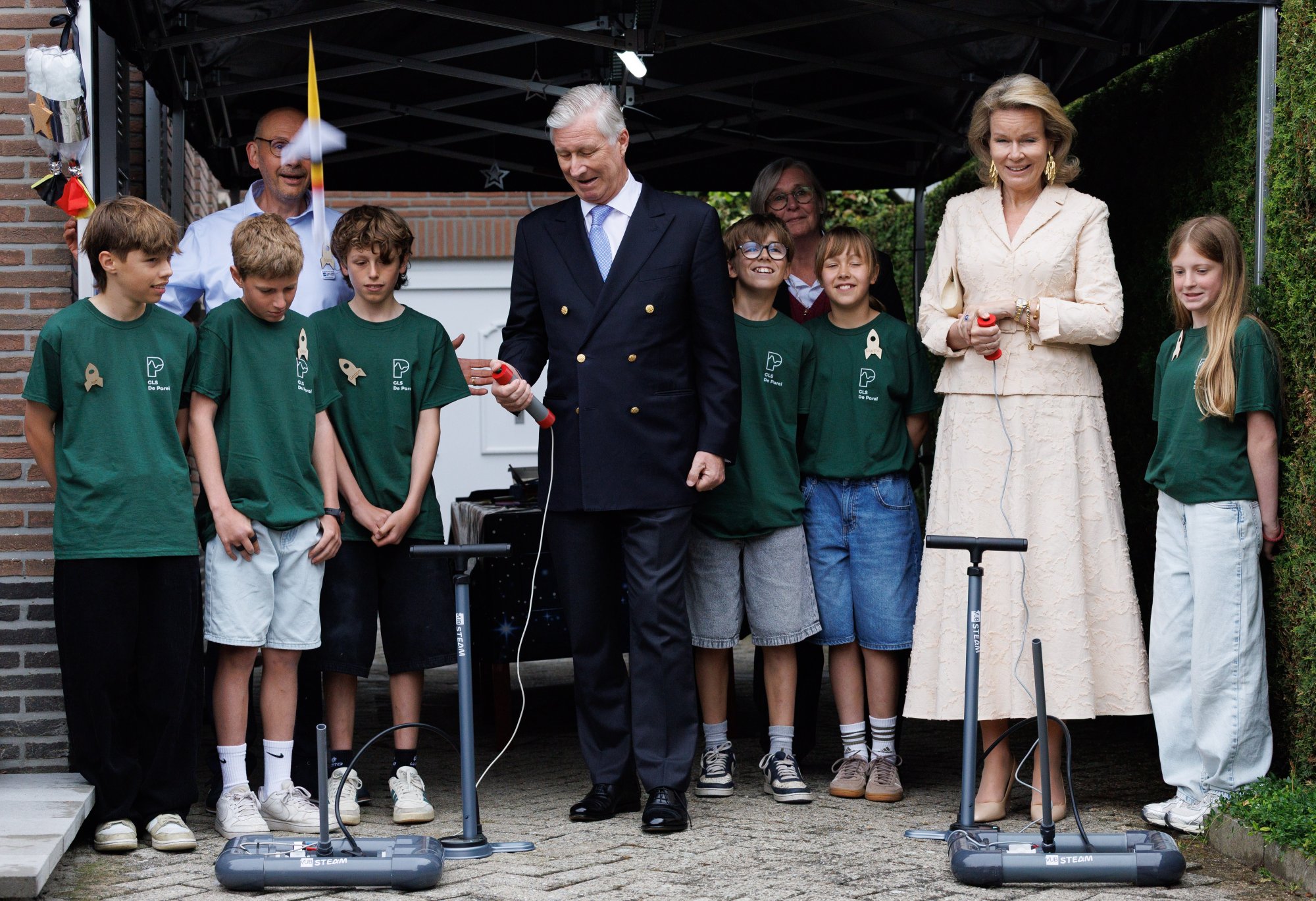Koning Filip en koningin Mathilde lanceren zelfgebouwde raket