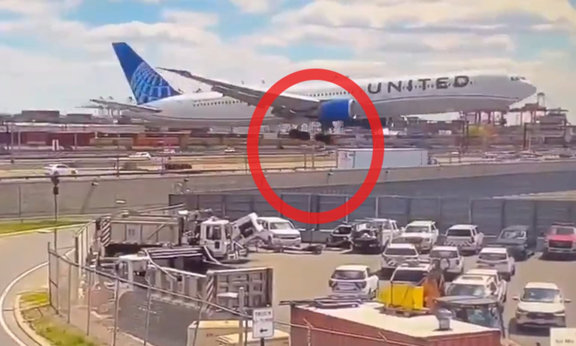 Harrowing moment United flight hits light pole and truck while landing ...