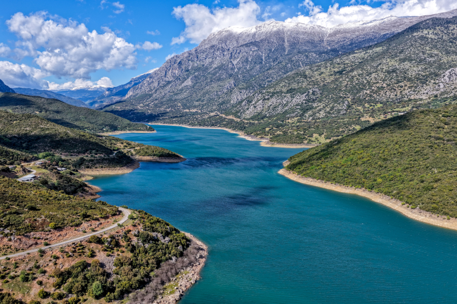 Λίμνη Μόρνου: Σε υψηλά επίπεδα η στάθμη του νερού - «Βυθίστηκε» το ...