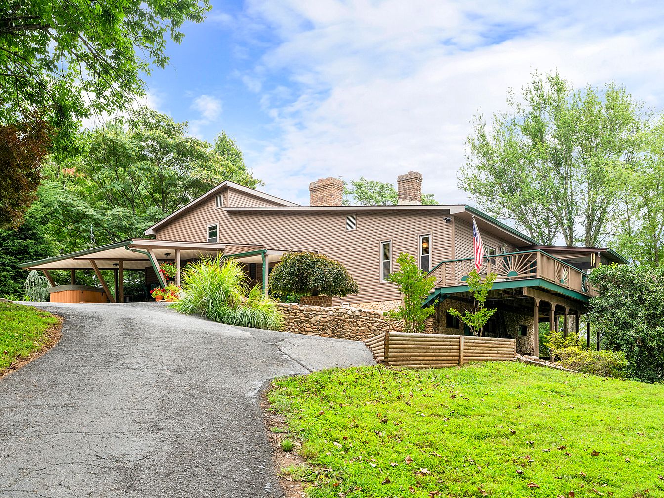 1980 country lodge in Fairfield, Virginia, with barn wood features, a ...