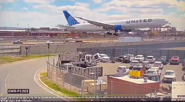 Harrowing moment United flight hits light pole and truck while landing ...