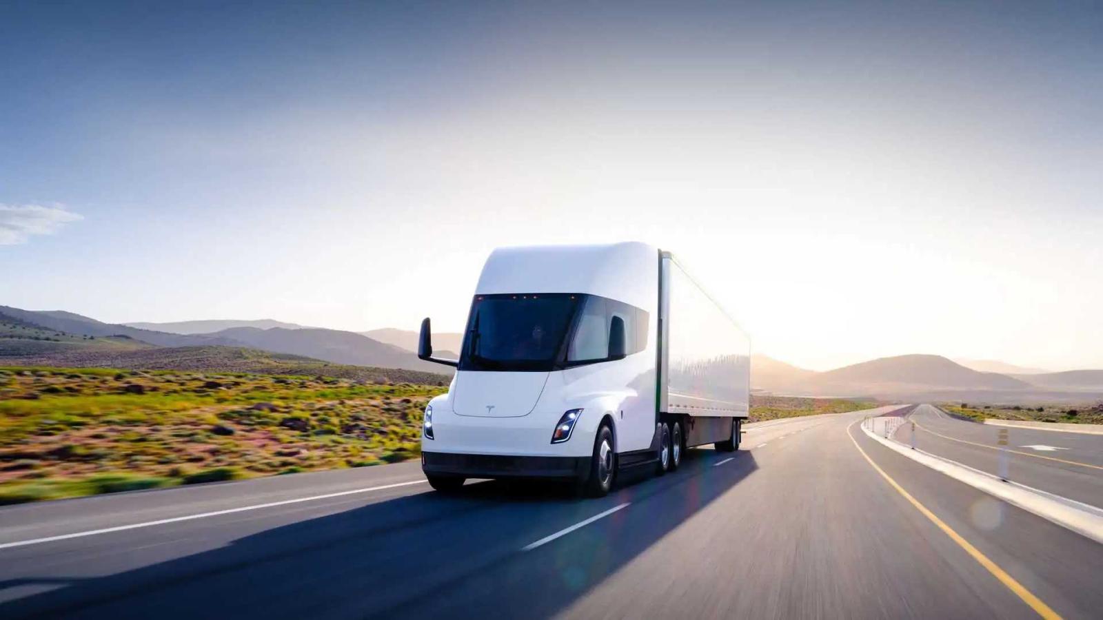 Το Tesla Semi μπαίνει επιτέλους στην παραγωγή