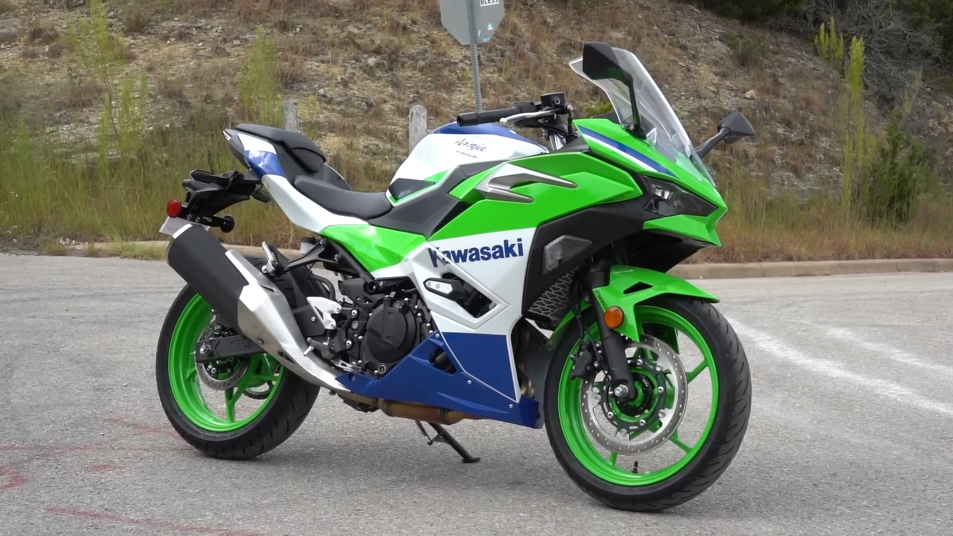 This beginner bike is smarter than most riders