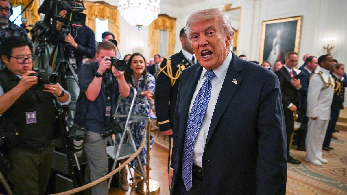 Donald Trump sparks health concerns as his face droops and he can ...