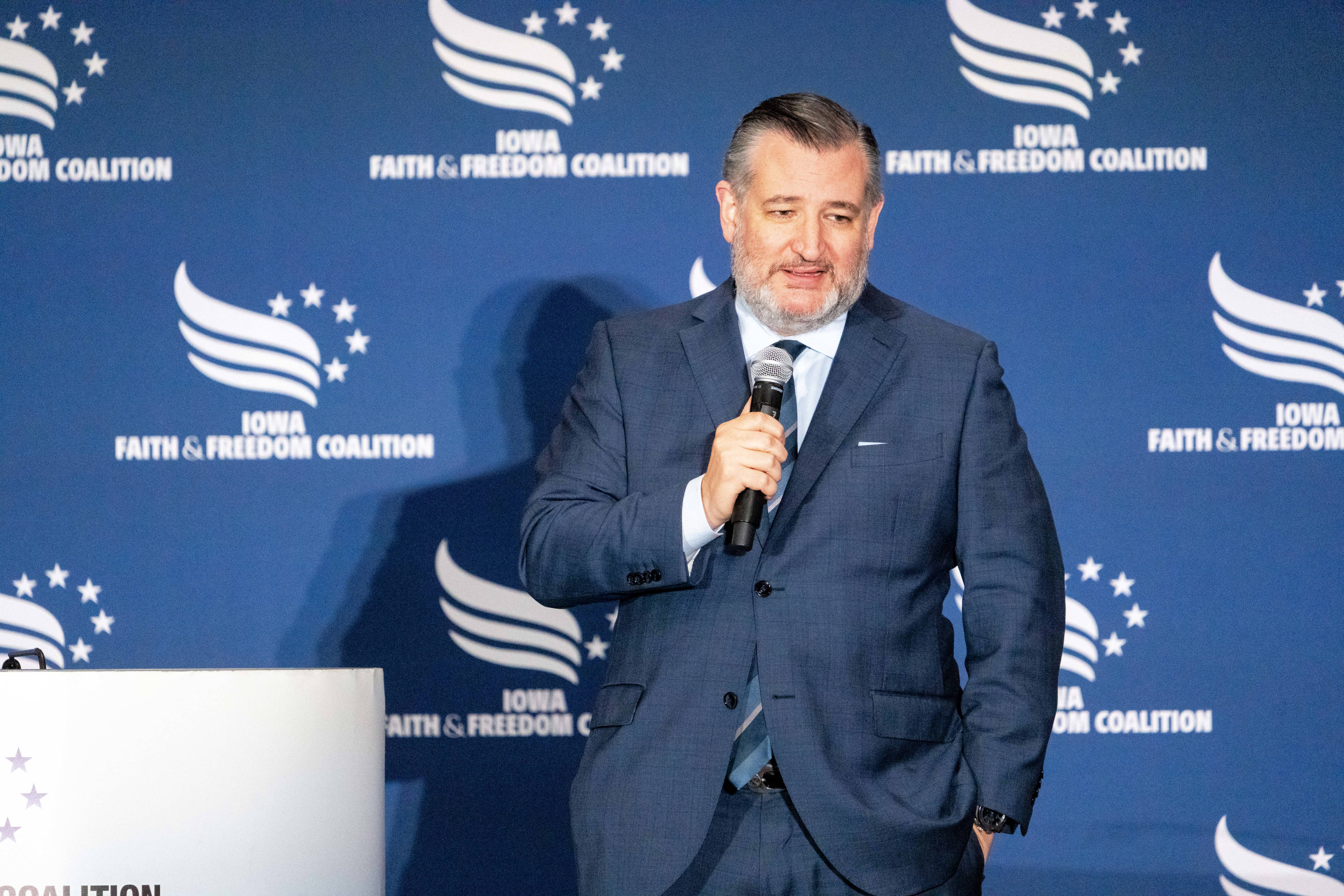 Tucker Carlson compares Ted Cruz to extremist, feud escalates
