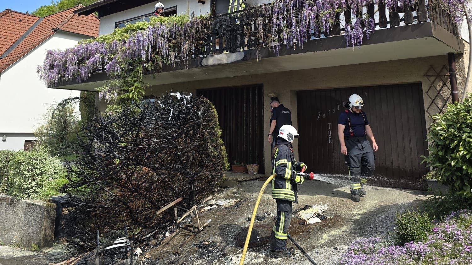 Passant entdeckt Feuer, handelt geistesgegenwärtig