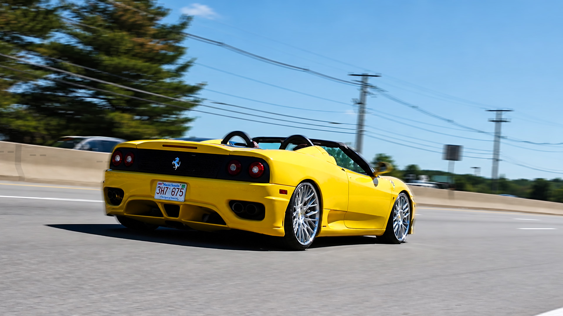 Ferrari leaves the car meet with powerful acceleration