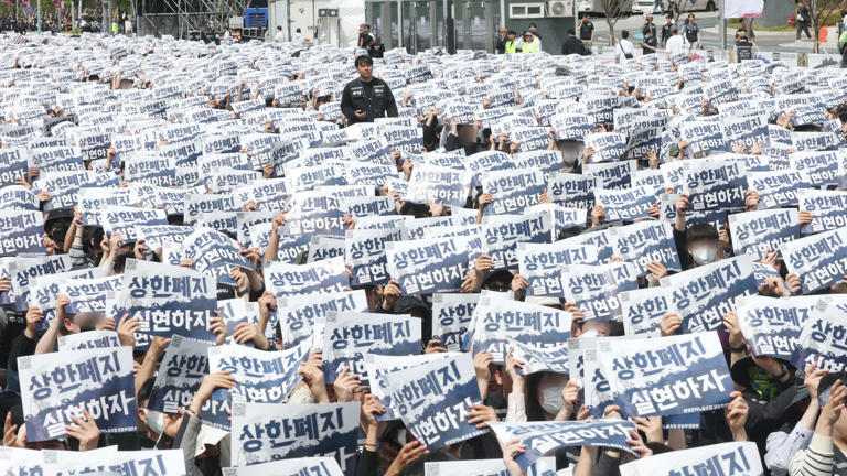 Samsung Electronics' profit-linked bonuses risk industry inflation