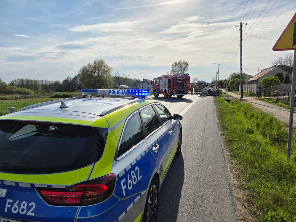 Dachowanie Opla w Nowym Ochędzynie. Młody kierowca wcześniej uderzył w ...