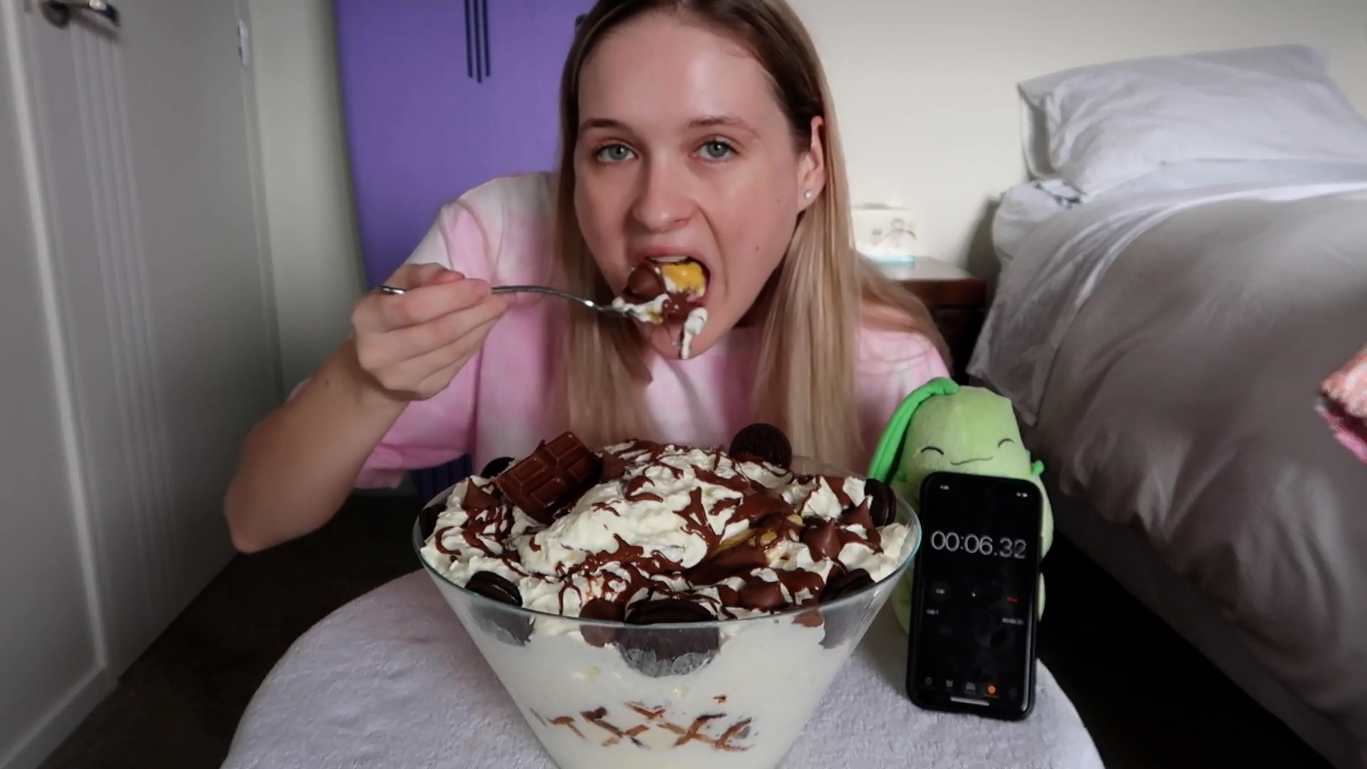 Woman attempts 9,000 calorie ice cream sundae challenge