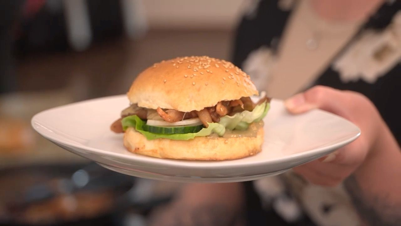Günstige Rezepte von "The Taste"-Profi: Pulled-Mushroom-Burger