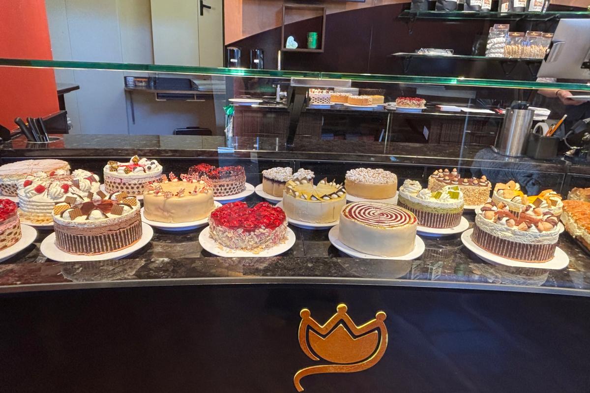 Für dieses Buffet kommen die Menschen mit dem Bus aus dem Ausland