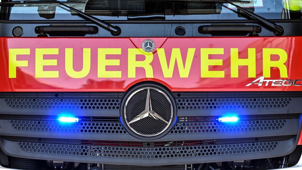 Feuerwehr rettet Person aus brennender Wohnung