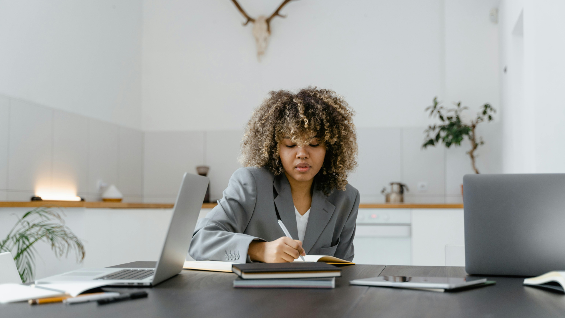 20 scientifically baffling things women can do that men can't