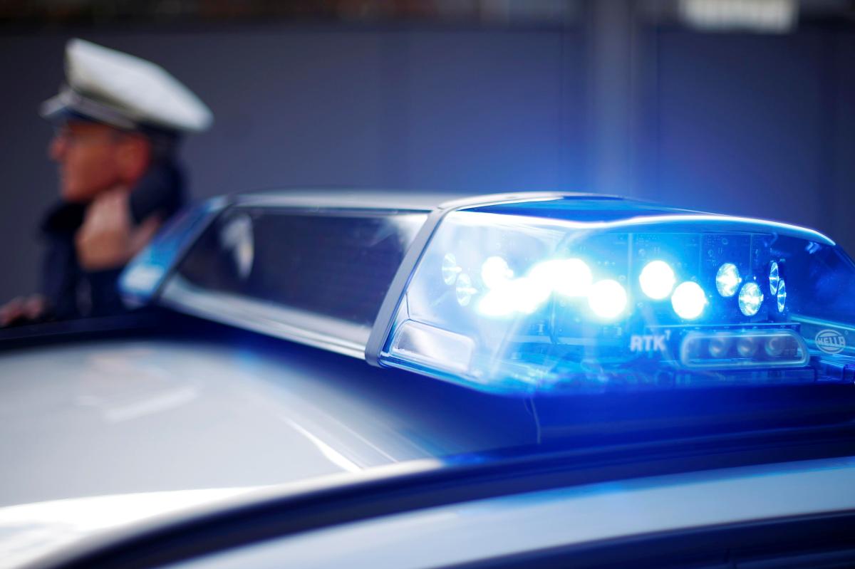 Frau geht mit Flasche auf Passanten los
