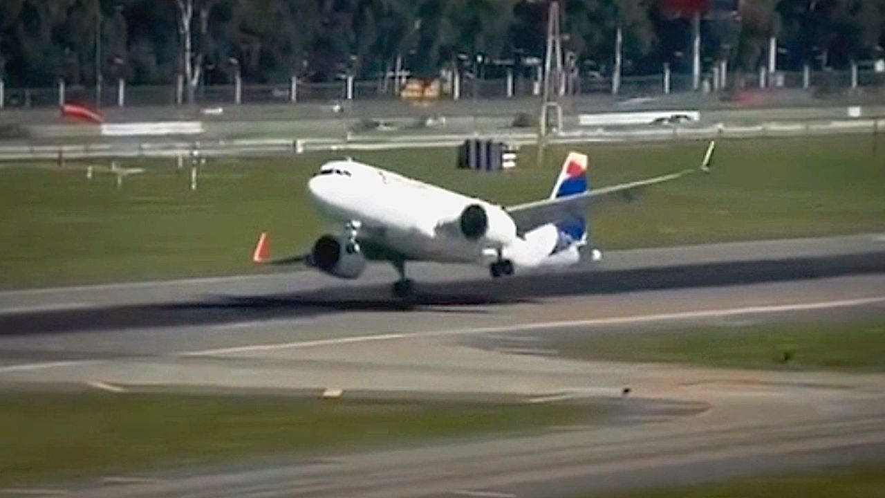 Dramatic moment pilot aborts landing as crosswinds send jet rocking in ...