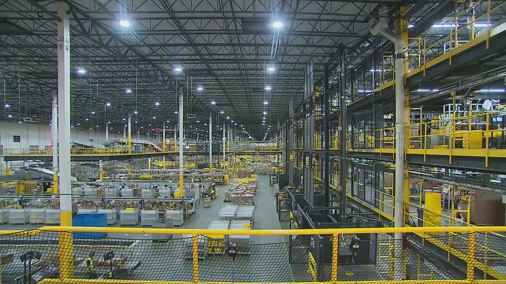 Amazon opening shipping network to other companies