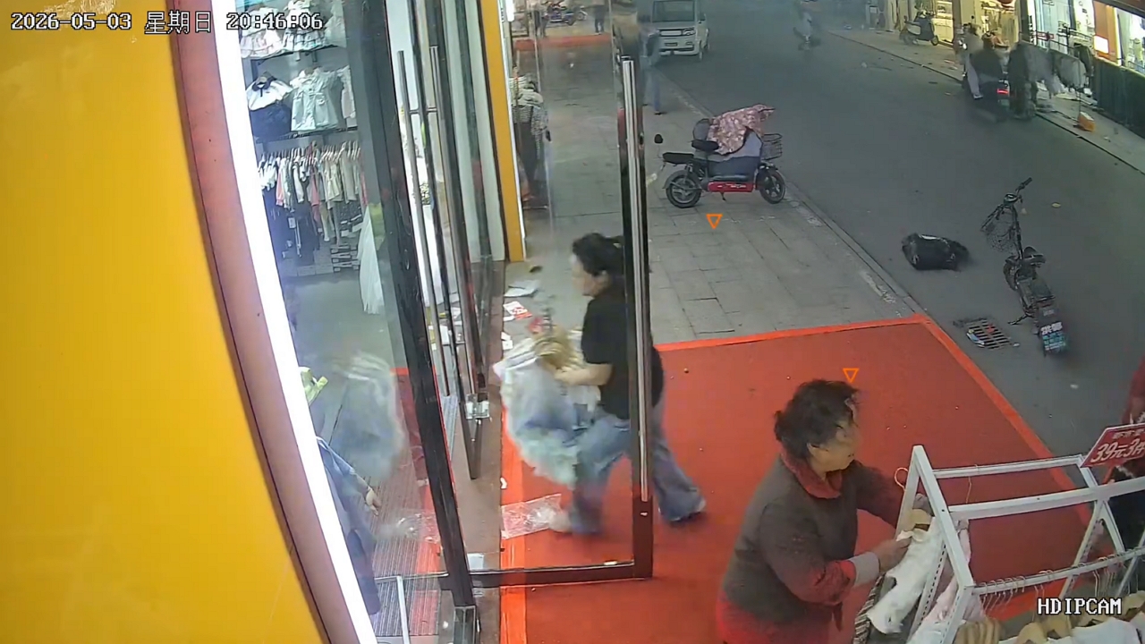 Strong winds topple racks in Jiangsu store