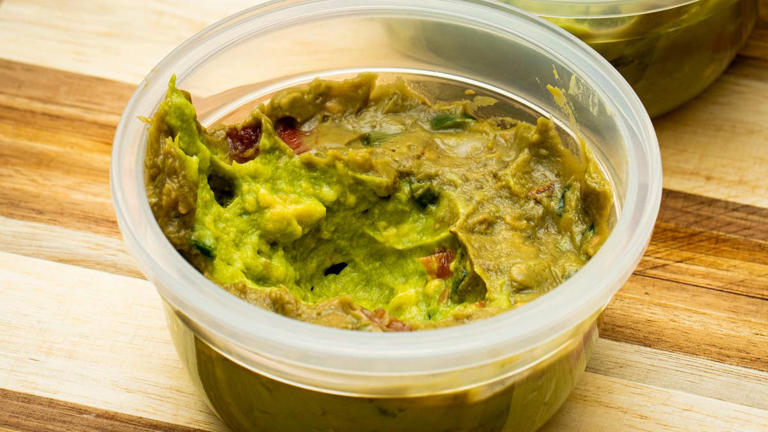 The best method to keep guacamole green for days