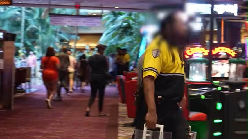 This video shows why normal travelers get kicked out of casinos