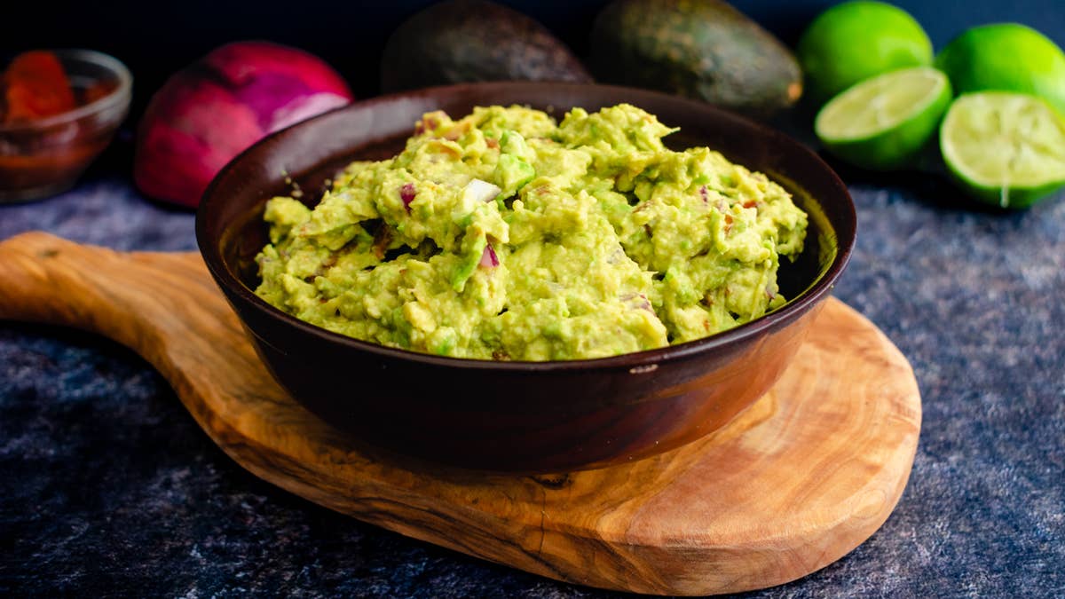 The best method to keep guacamole green for days