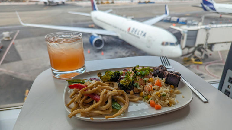 9 best airport restaurants across the US, according to reviews