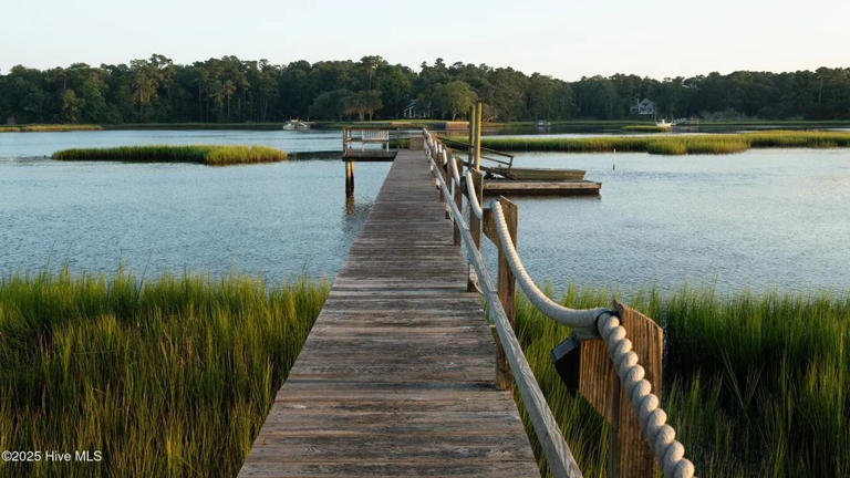 Beloved ‘Dawson’s Creek’ house sells for half a million dollars under ...