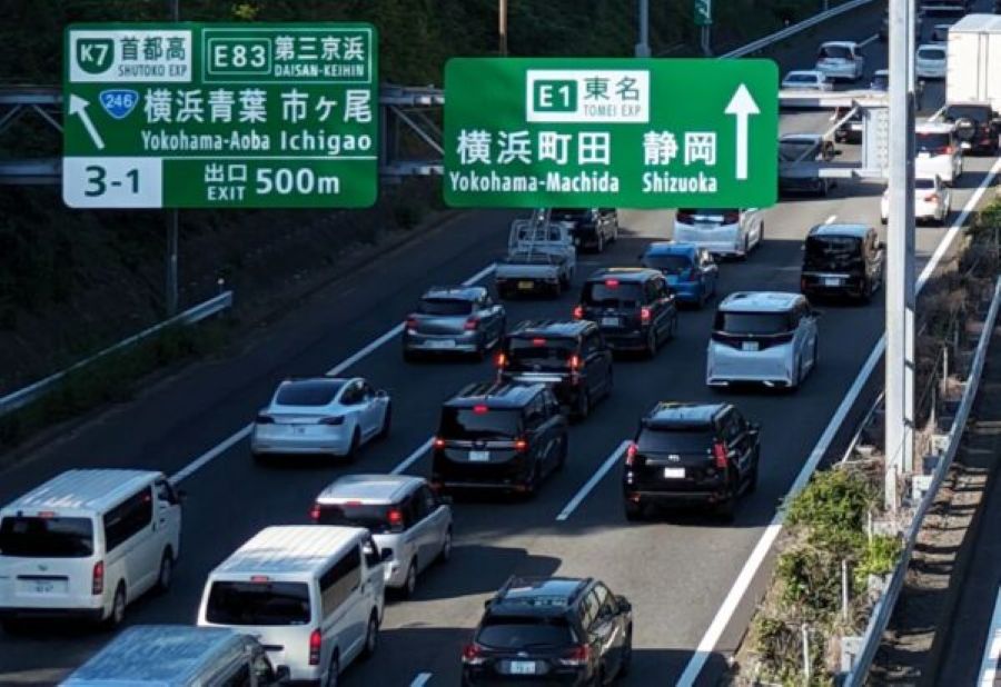 渋滞では「左車線」にいたほうが早いの? NEXCOが推奨する“もっともな理由”だから「車線変更を控えて!」
