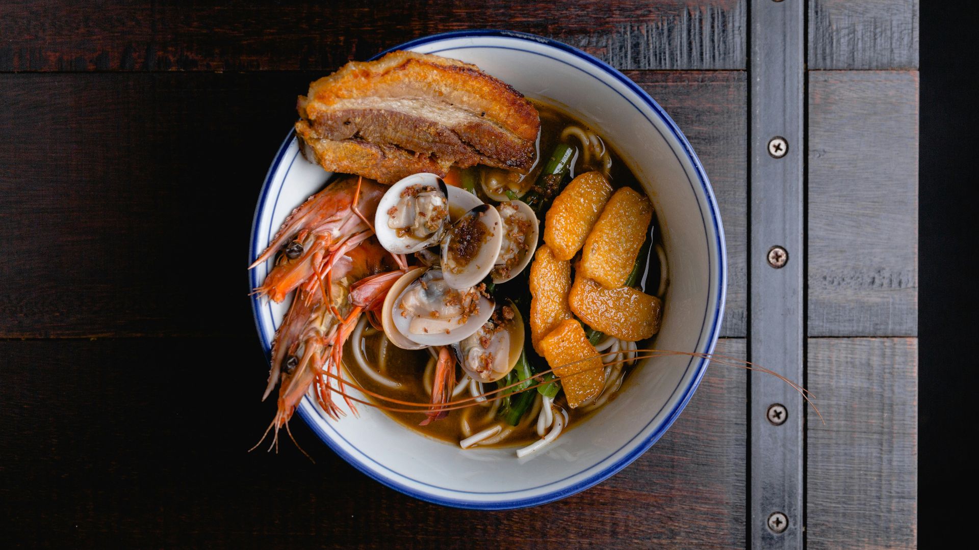 20 tourist foods locals rarely order