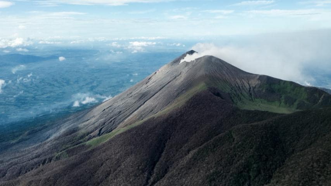Kanlaon volcano fires 5 ash blasts in 24 hours as Philippines enforces ...