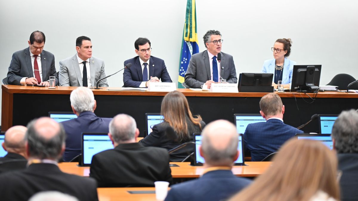 Comissão especial tem dia decisivo para votação de parecer sobre escala 6x1