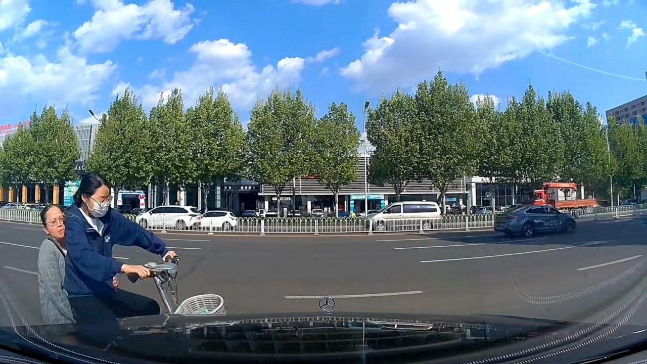 E-bike smashes into car exiting parking in Hebei