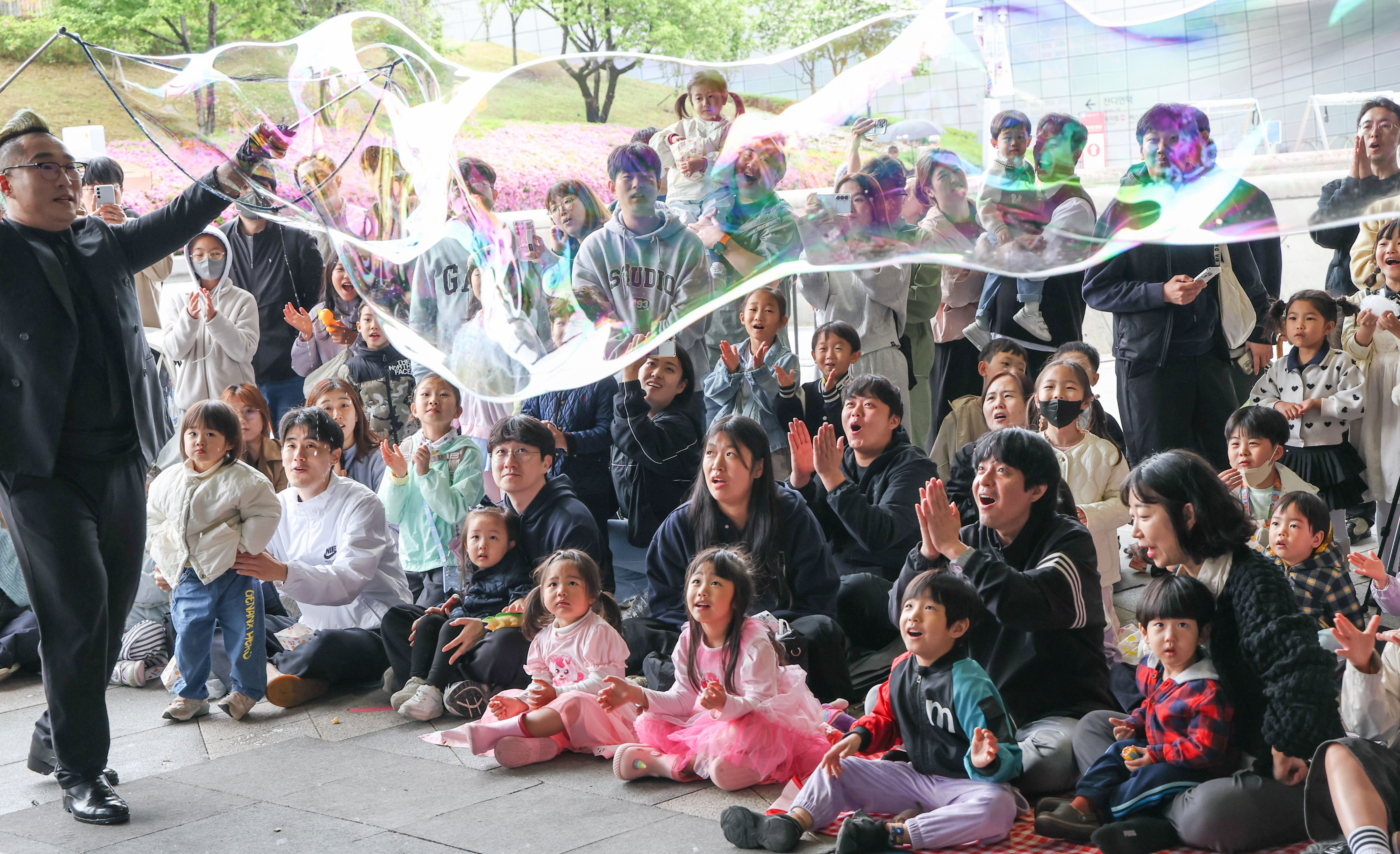 Seoul Children's Day joy under clear skies