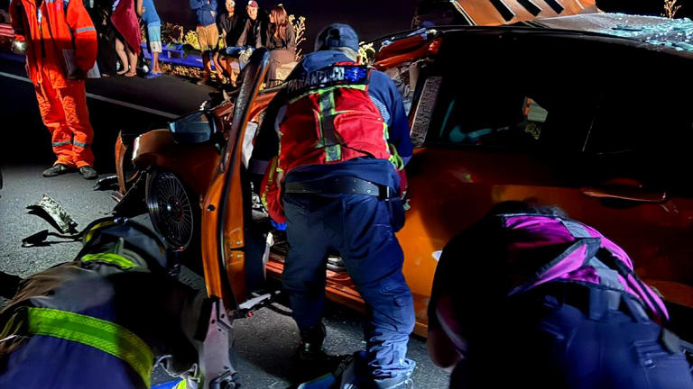 ¿Imprudencia? Intentan rebasar y se estrellan contra tráiler en la ...