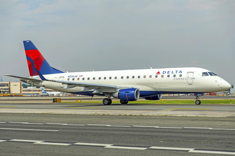 Delta cuts food, beverage service on short flights