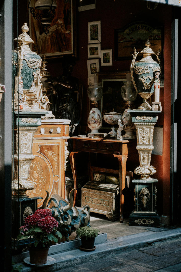 12 people who went to a flea market or antique shop for some old junk ...