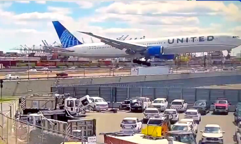 New video shows United Airlines flight strike pole, truck during Newark ...