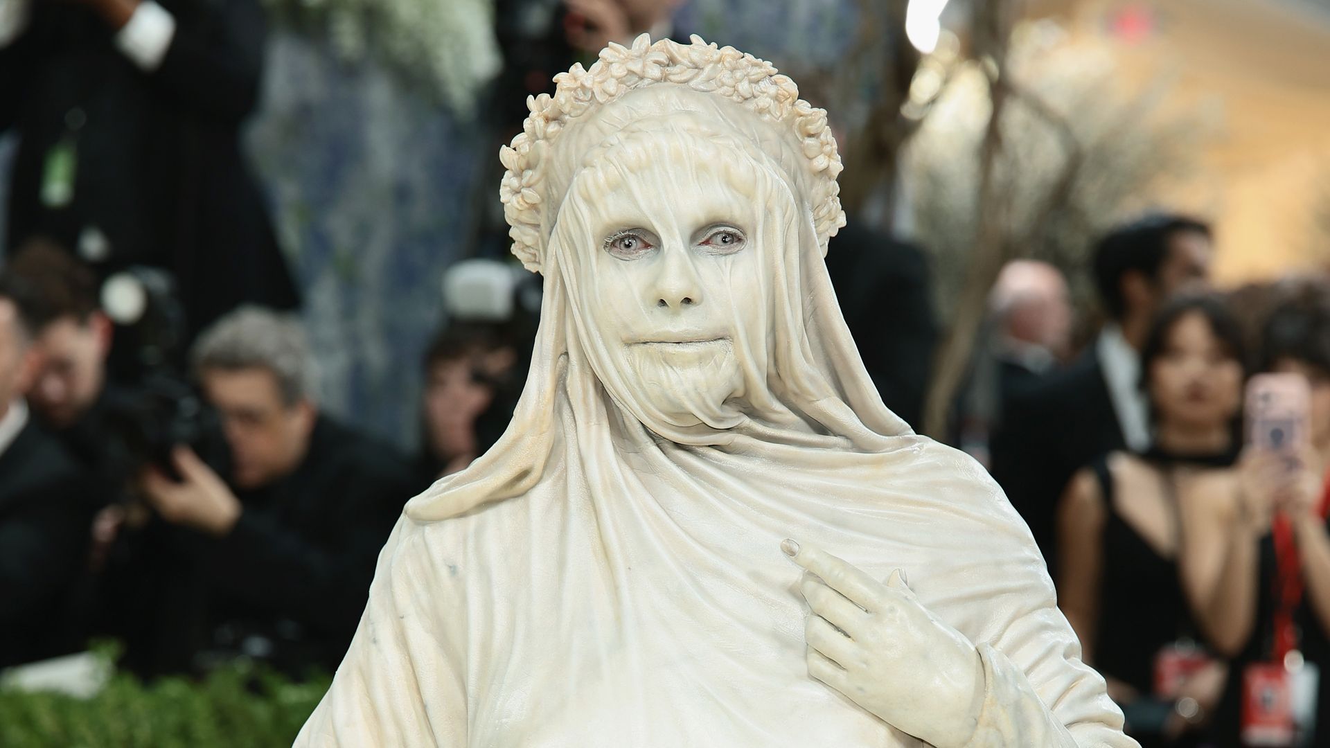 Heidi Klum does it again at the Met Gala — this time embodying a living ...