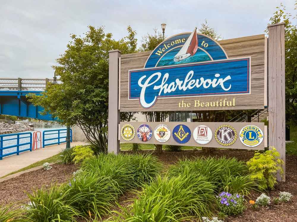 You can walk from Lake Michigan to a sailboat harbor in five minutes in ...