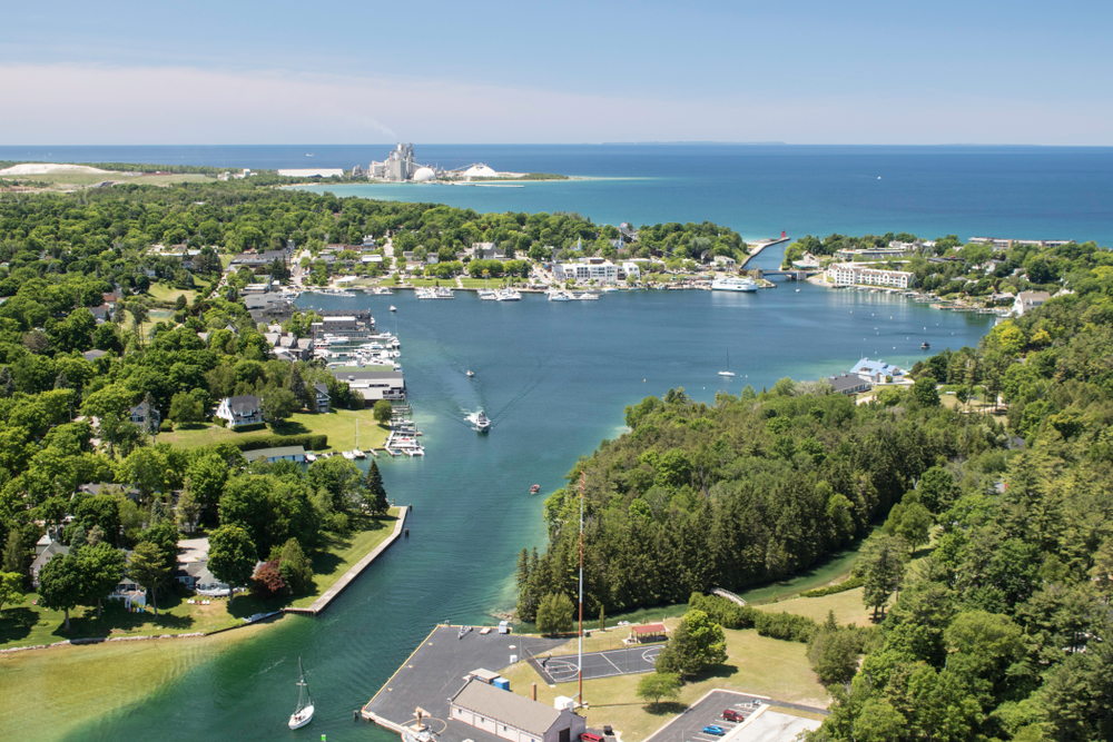 You can walk from Lake Michigan to a sailboat harbor in five minutes in ...