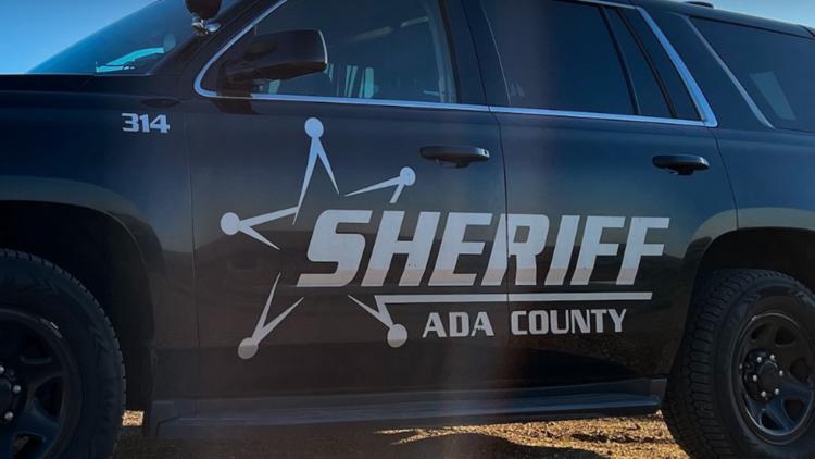 45-year-old man dies in early morning roundabout crash