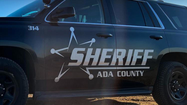 45-year-old man dies in early morning roundabout crash