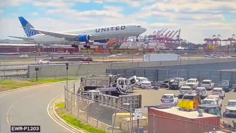 New video shows United Airlines flight strike pole, truck during Newark ...