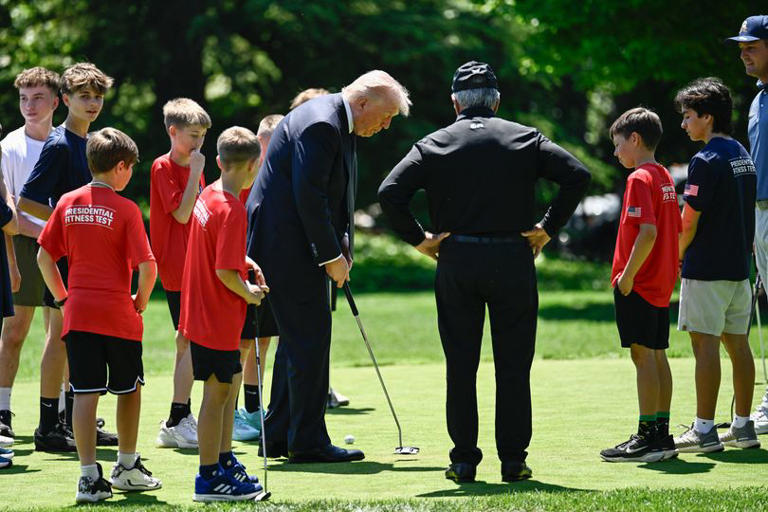 Donald Trump gives up after embarrassingly missing several putts in ...