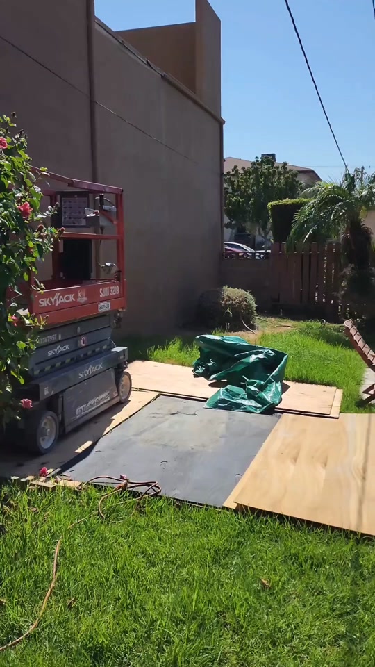 Removing a giant beehive 45 feet above Burbank