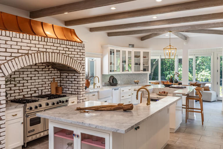 Selena Gomez wants $6.49M for her LA home with a 'glam room' and ties ...