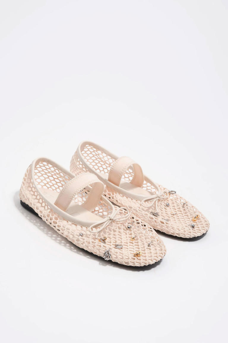 Los zapatos planos elegantes y en tendencia para llevar con vestidos ...
