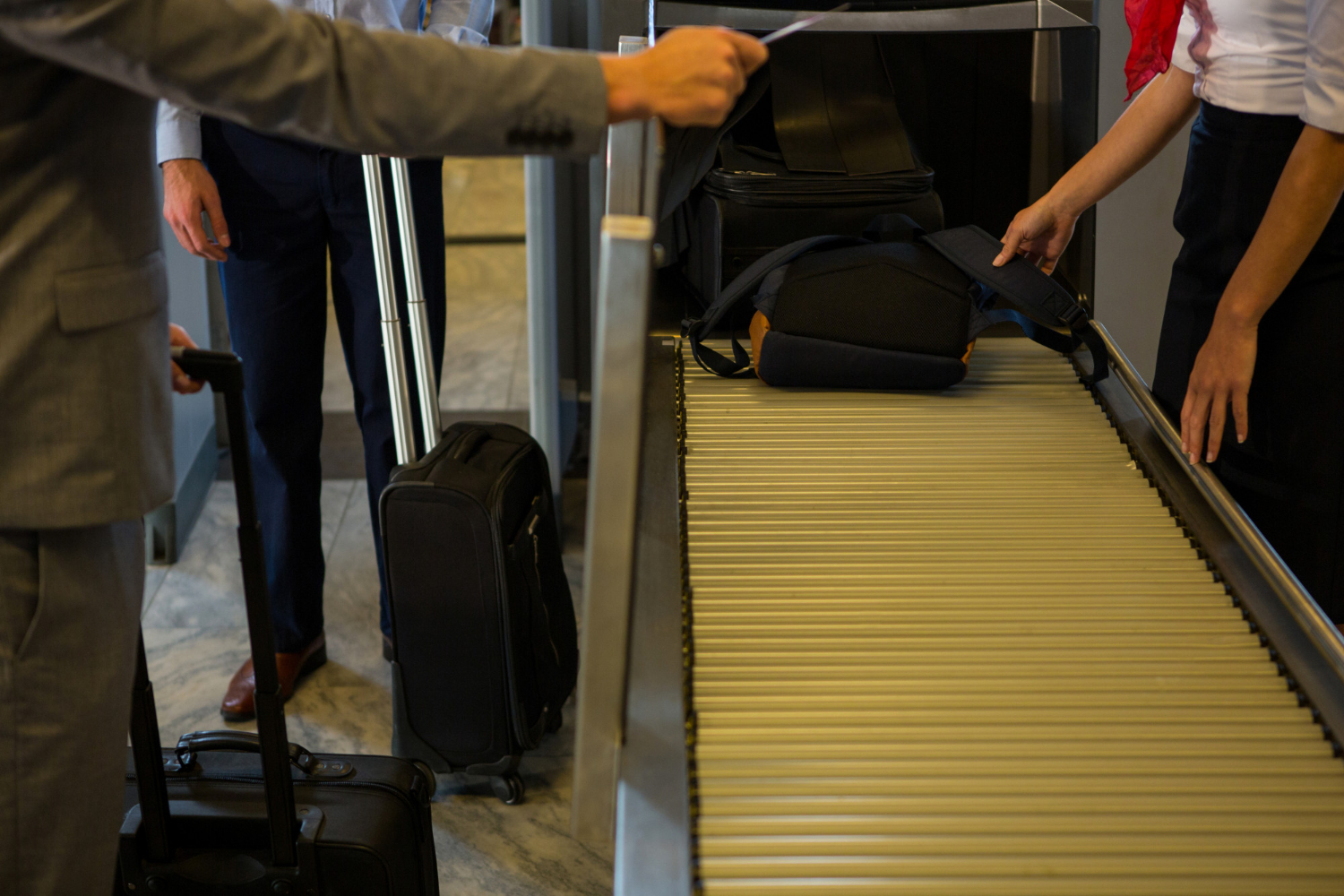 Why airport baggage handlers say not to tie ribbons on your luggage